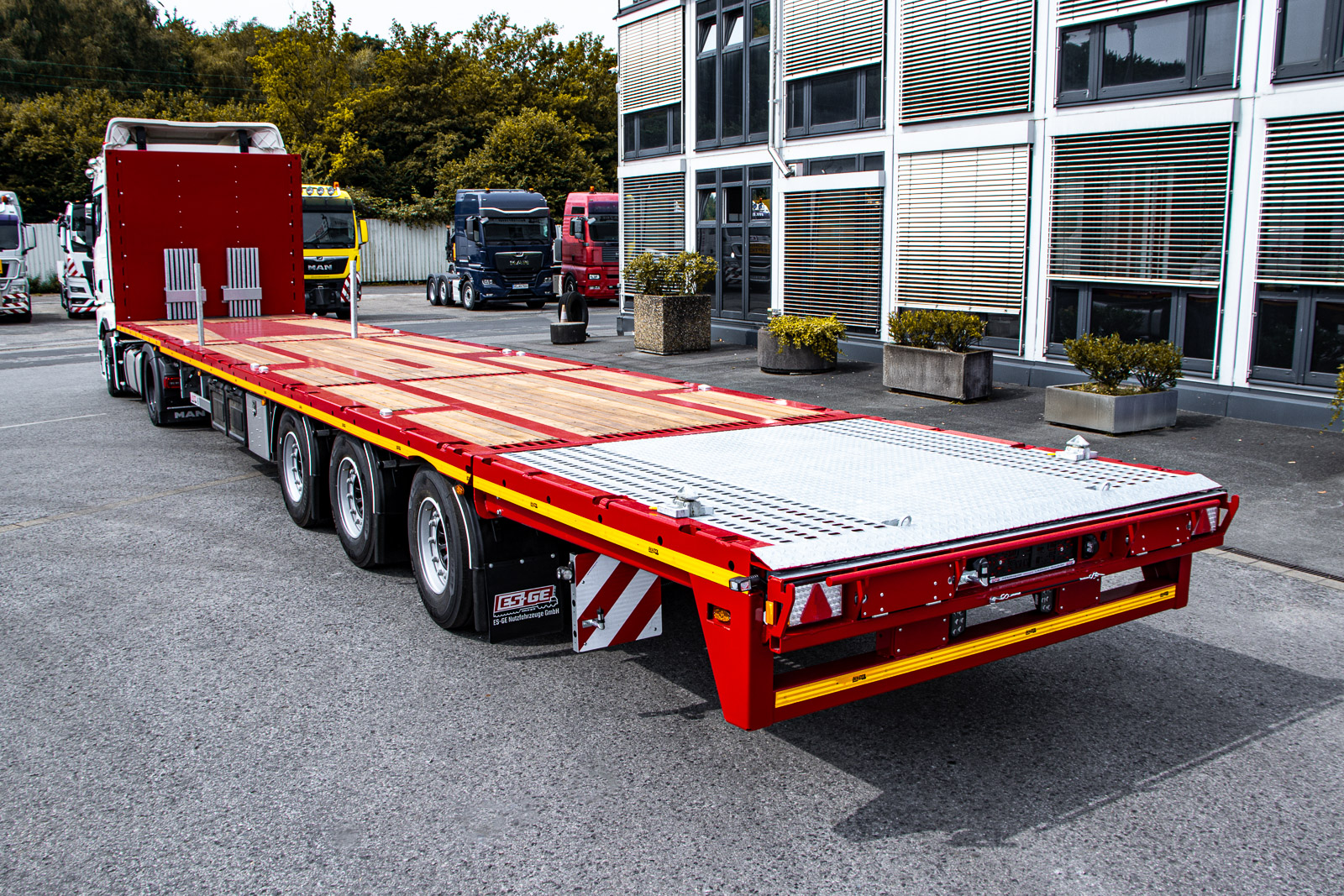 ES-GE Megatrailer mit hydraulischer Heckabsenkung - ES-GE Nutzfahrzeuge ...